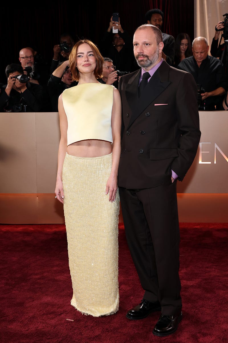 Emma Stone wears butter yellow like a cool girl at the 2026 Golden Globes