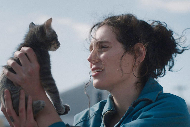 Jessie Buckley fangirls over Julia Roberts as she wins her first Golden ...