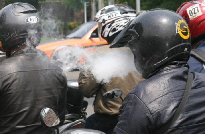 Stop merokok saat naik motor, pakar safety riding ingatkan bahayanya