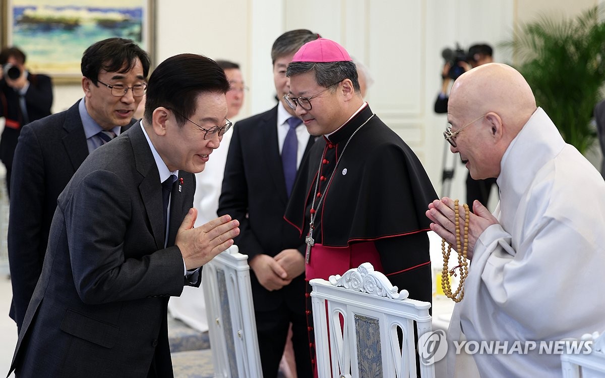 Lee meets religious leaders