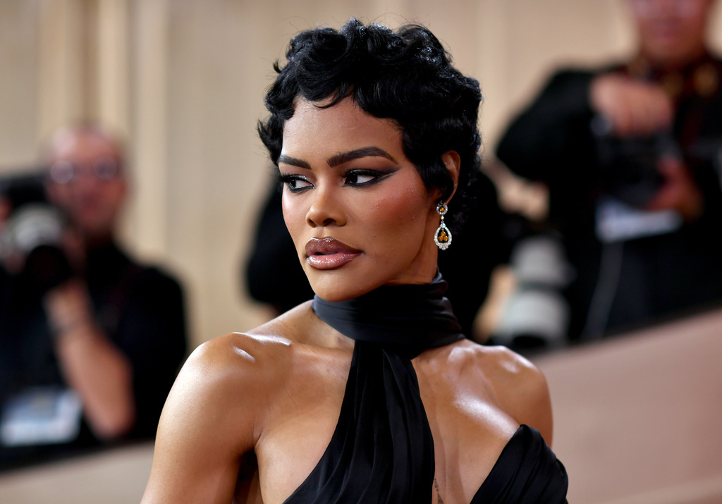 Celebrities embrace black and old Hollywood glamour for Golden Globes ...