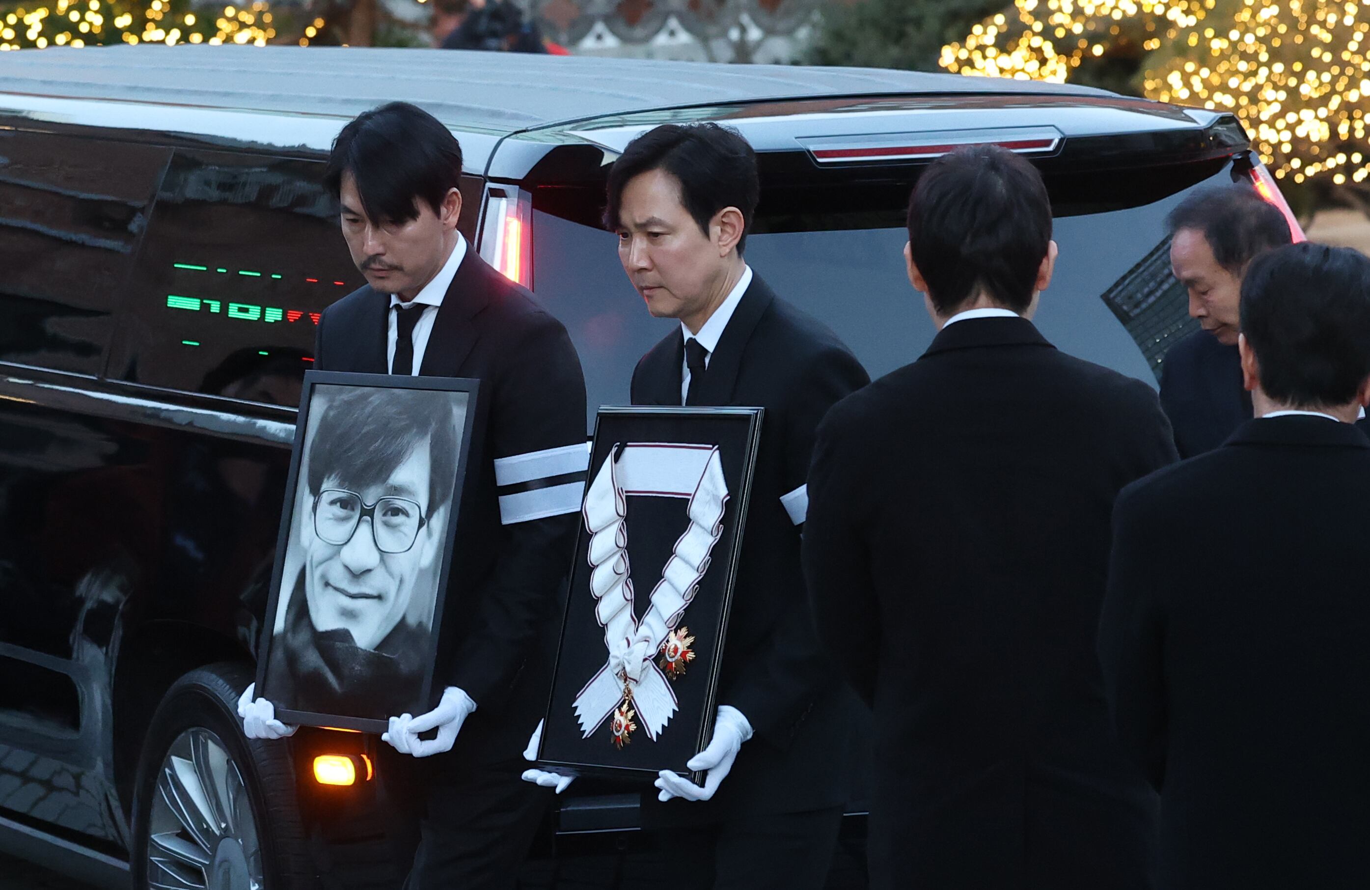 Ahn Sung-ki's wife selects 1987 youthful photo for memorial