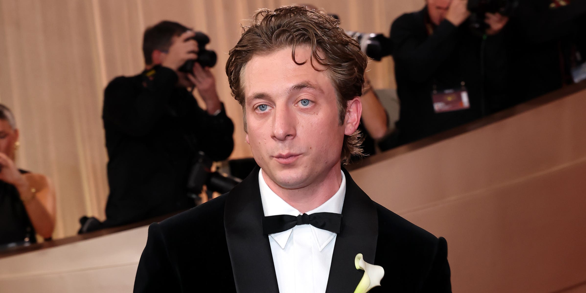 Jeremy Allen White hits the Golden Globes red carpet in the skinniest ...