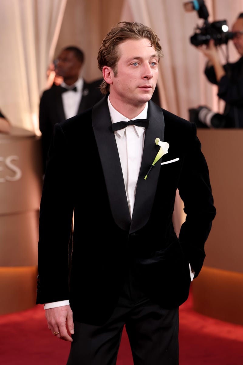Jeremy Allen White hits the Golden Globes red carpet in the skinniest ...