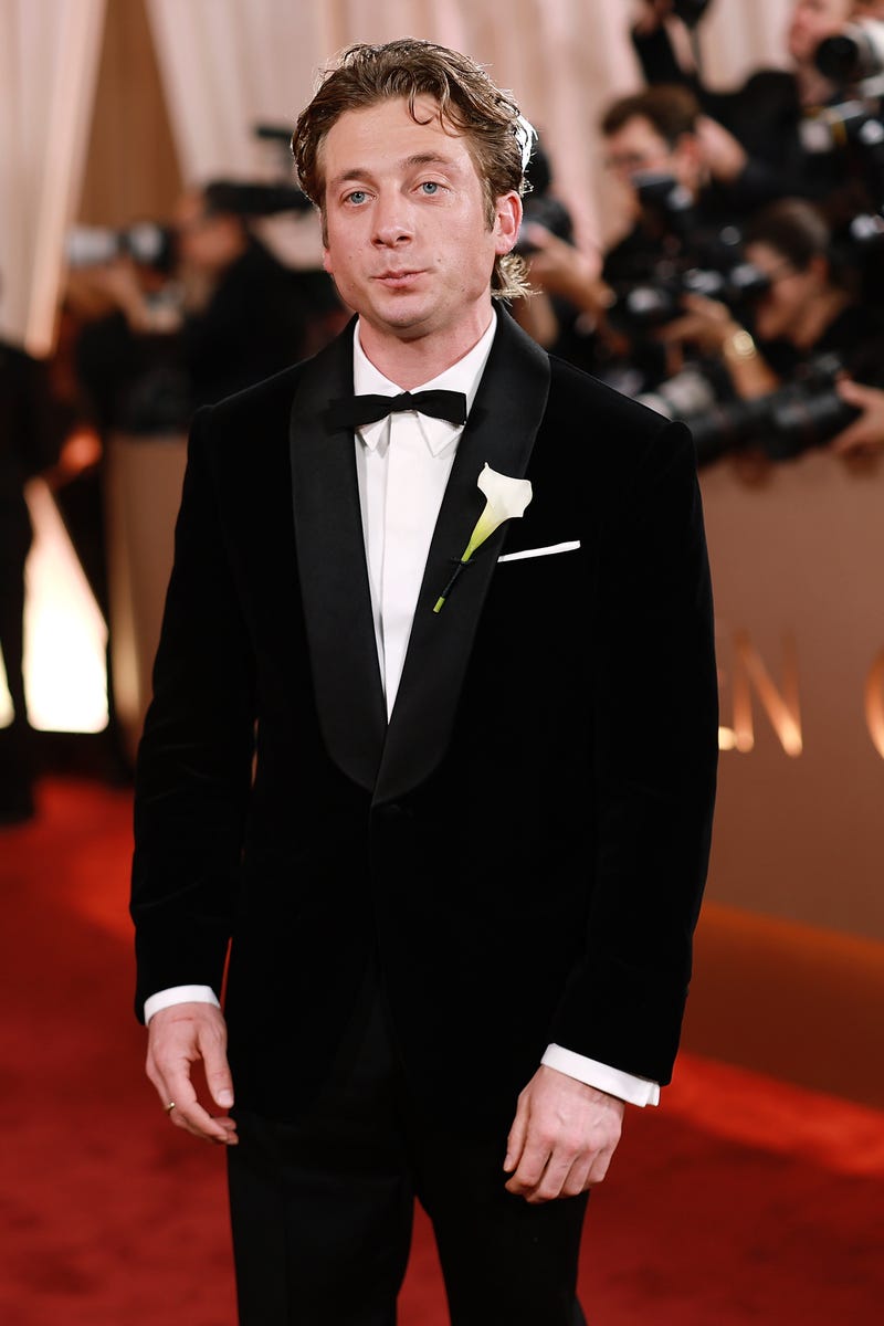 Jeremy Allen White hits the Golden Globes red carpet in the skinniest ...