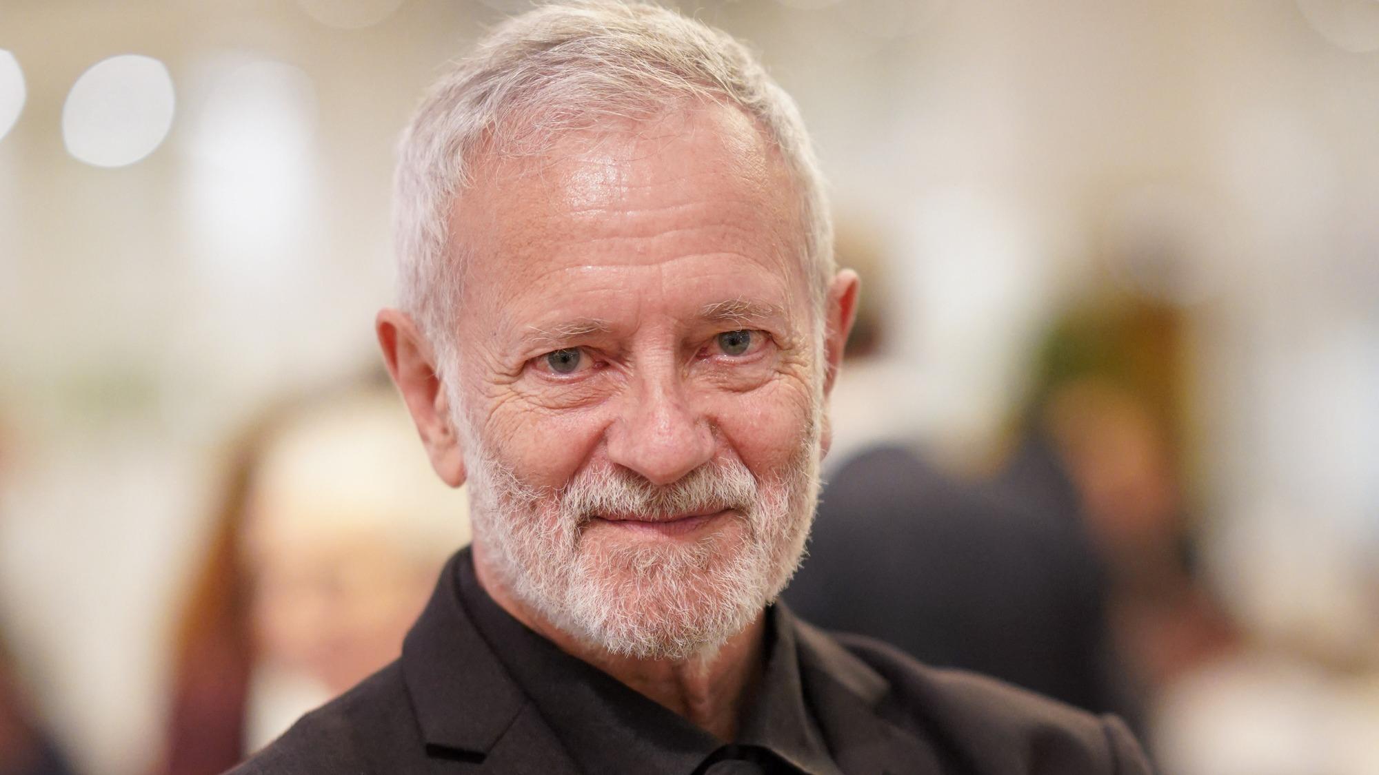 Francis Huster vit dans le même immeuble que sa fille Elisa, qu’il a ...