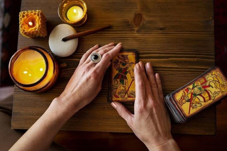 Ramalan tarot harian Senin, 12 Januari 2026 membawa pesan penting untuk ...
