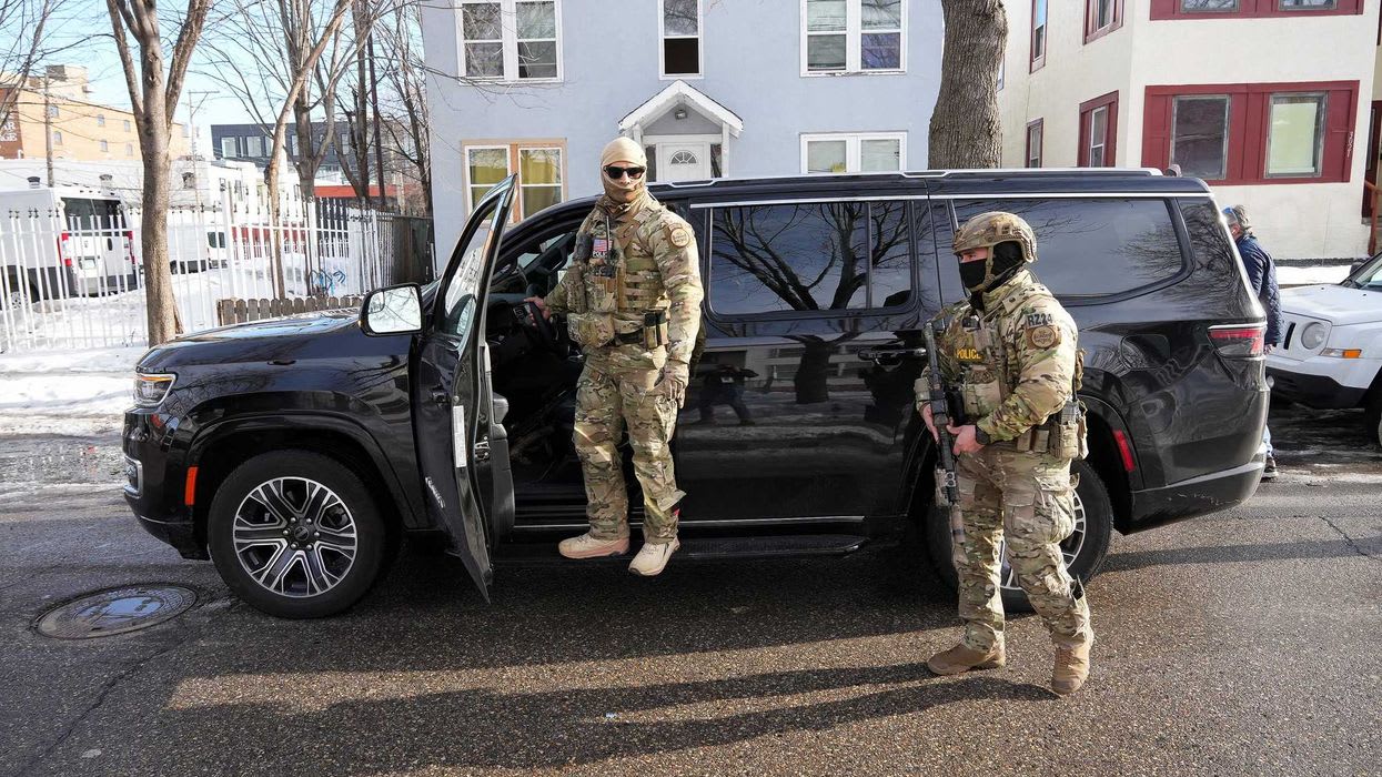 Shocking video appears to show ICE agent accompanying female detainee ...