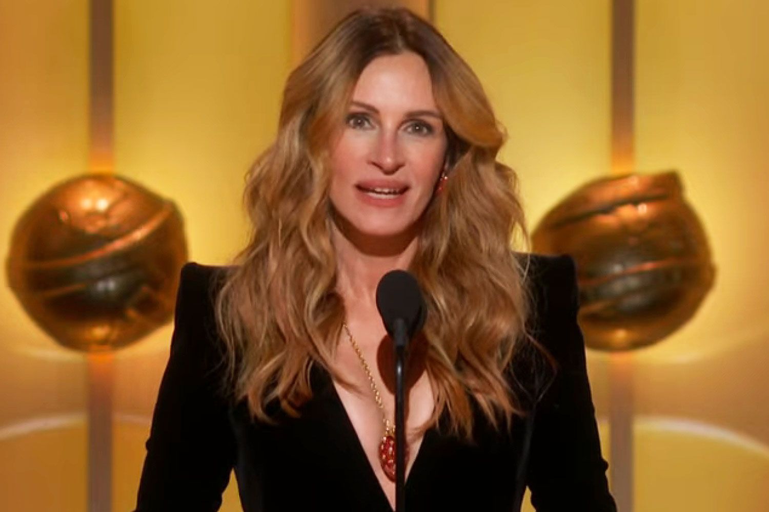 Julia Roberts commands huge standing ovation from Golden Globes ...