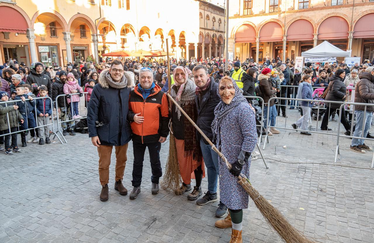 Oltre trecento persone in piazza per l’evento "Arriva la Befana"