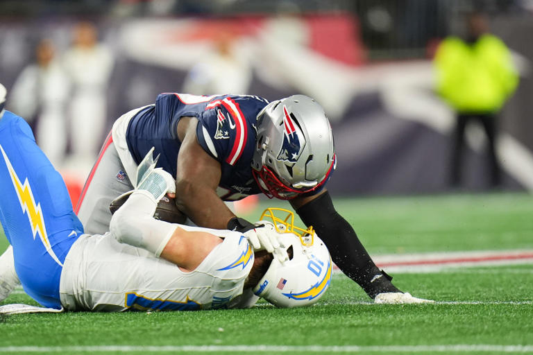 Patriots' pass rush set a tone Sunday vs. the Chargers. Here's what ...