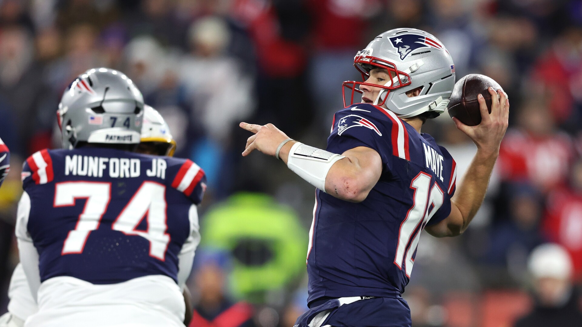 Drake Maye 28-yard TD pass gives Patriots 16-3 lead in fourth quarter