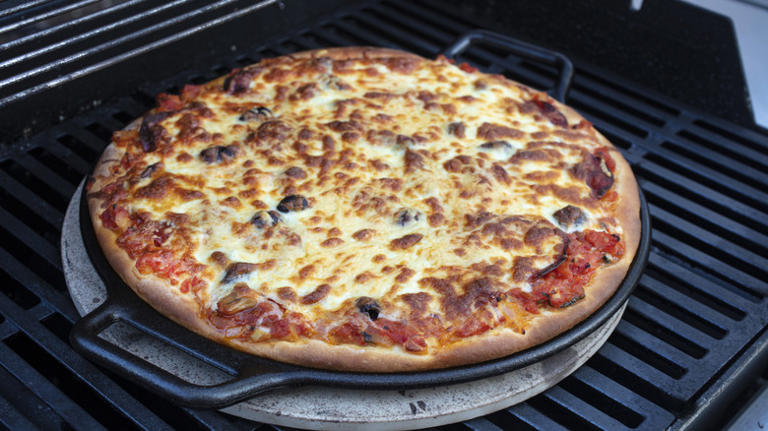 This HexClad pizza steel pan is $150, but reviews swear it's worth the ...