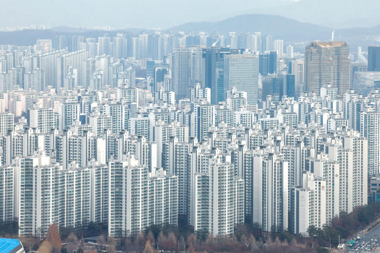 Lee Jae-myung's fiscal push for 2% growth risks inflation