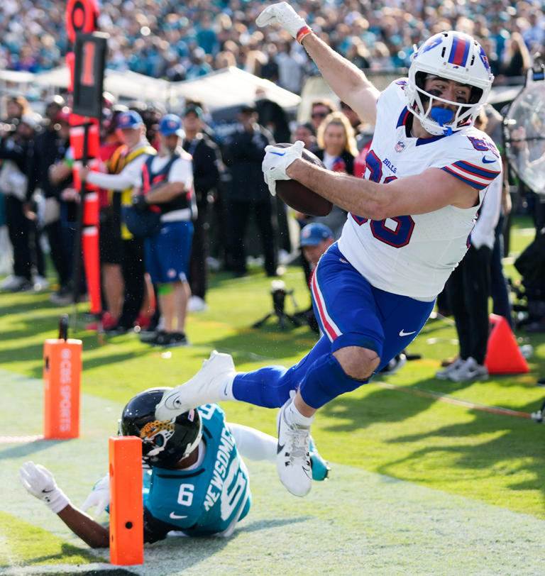 Josh Allen carries Bills to 27-24 win at Jags for Buffalo's first road ...