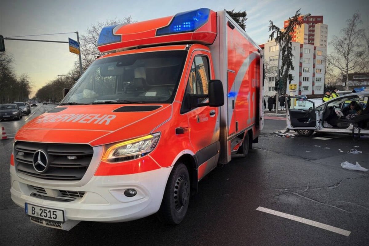 Unfall mit Rettungswagen: Frau in Spandau schwer verletzt