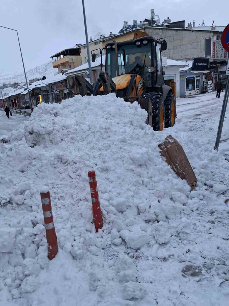 Tercan’da kar temizliği, Girlevik’te buz sarkıtları oluştu