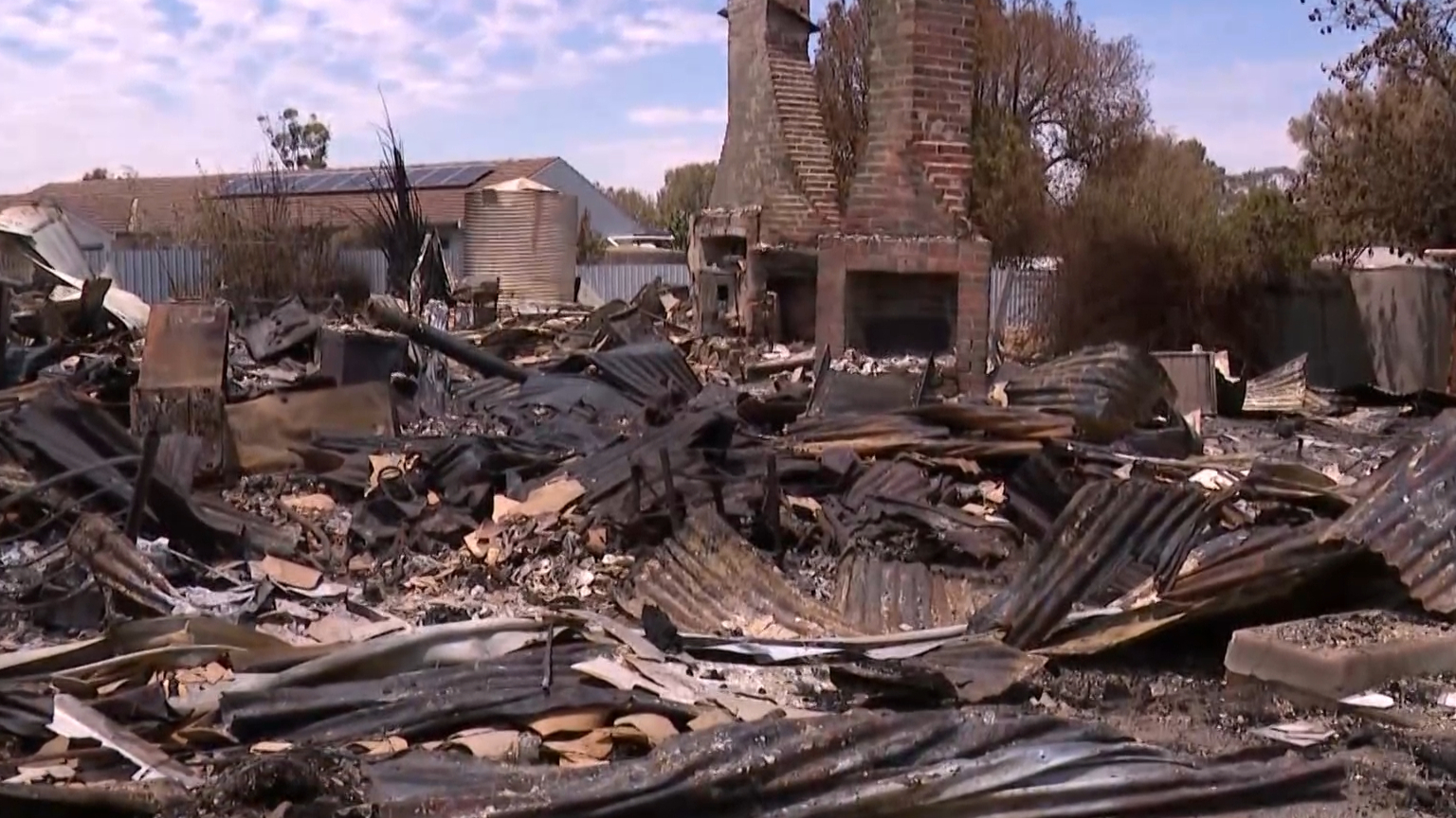 More than 350 structures including homes destroyed by Victorian fires