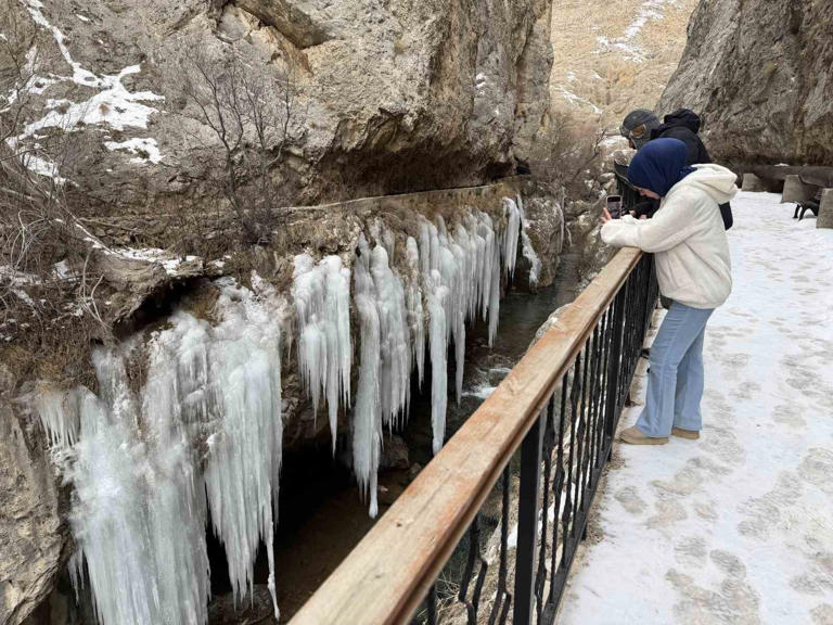 Kanyonda oluşan devasa buz sarkıtlarının boyu 5 metreyi aştı