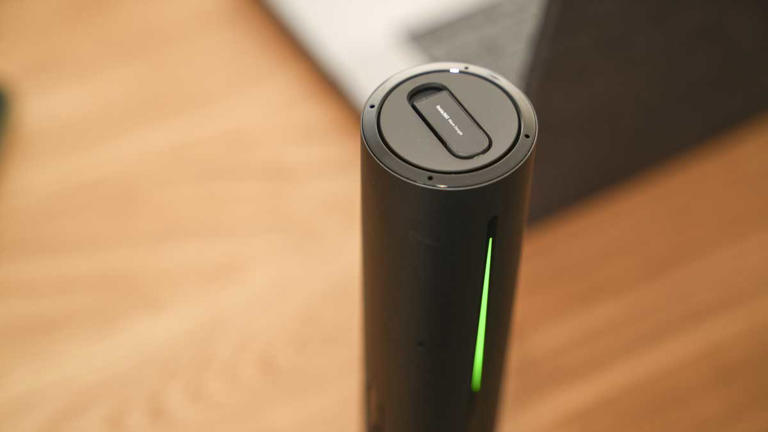 I tested the Insta360 Wave - and this speakerphone proved to be a ...