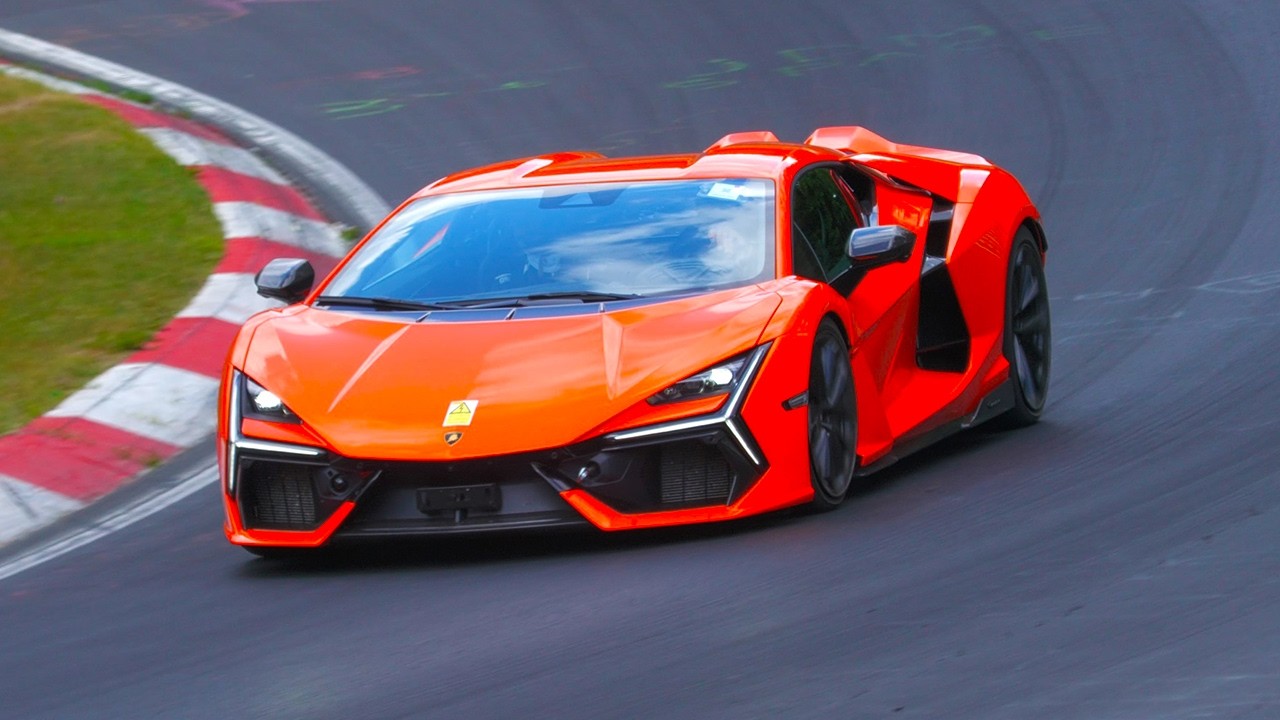 Prototypes van krachtige auto's getest op het beroemde racecircuit