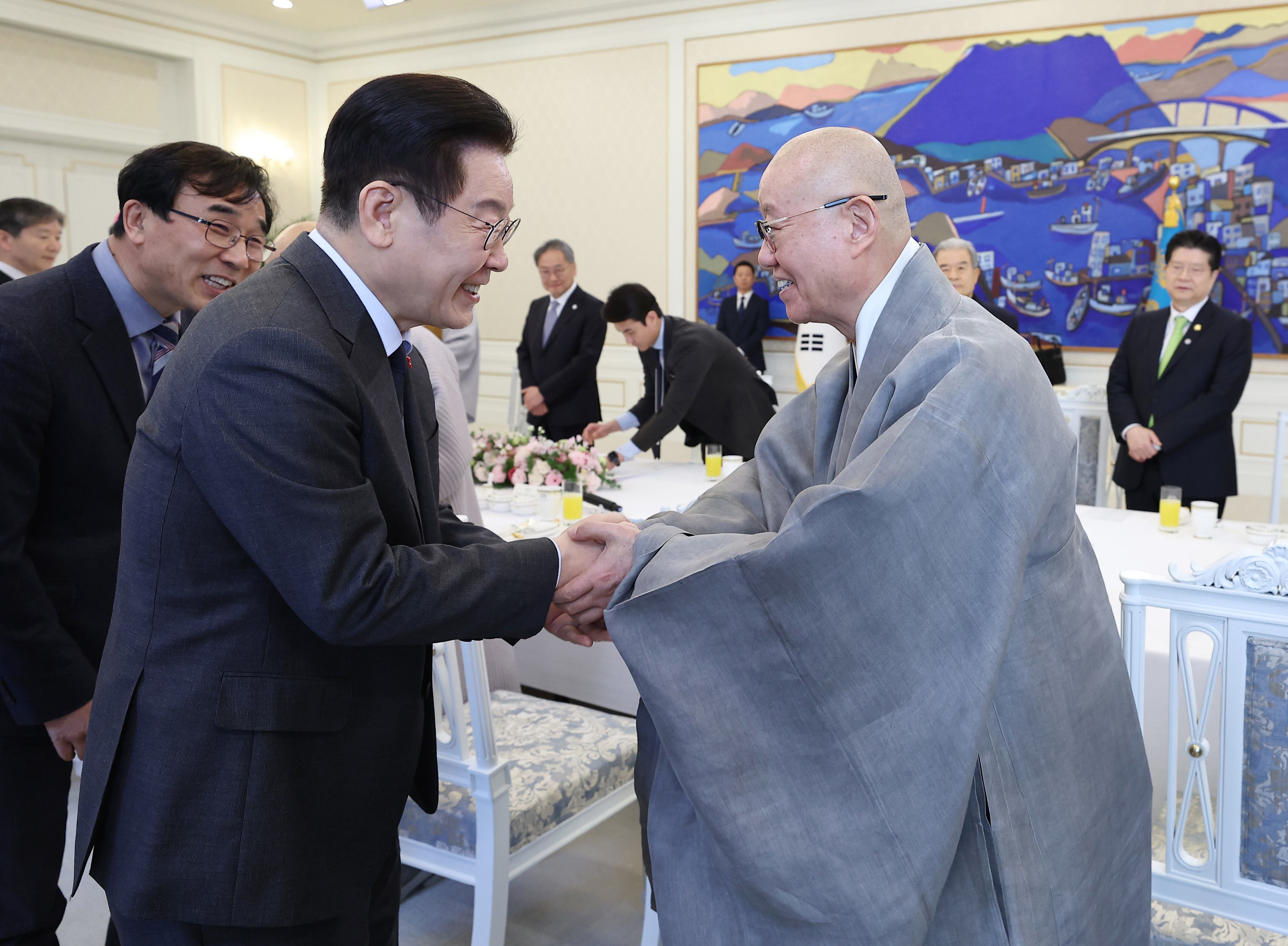 President Lee Jae-myung urges religious leaders on social unity
