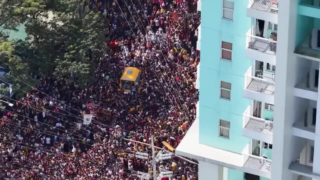 Thousands of Catholics cross bridge during Black Nazarene procession in ...