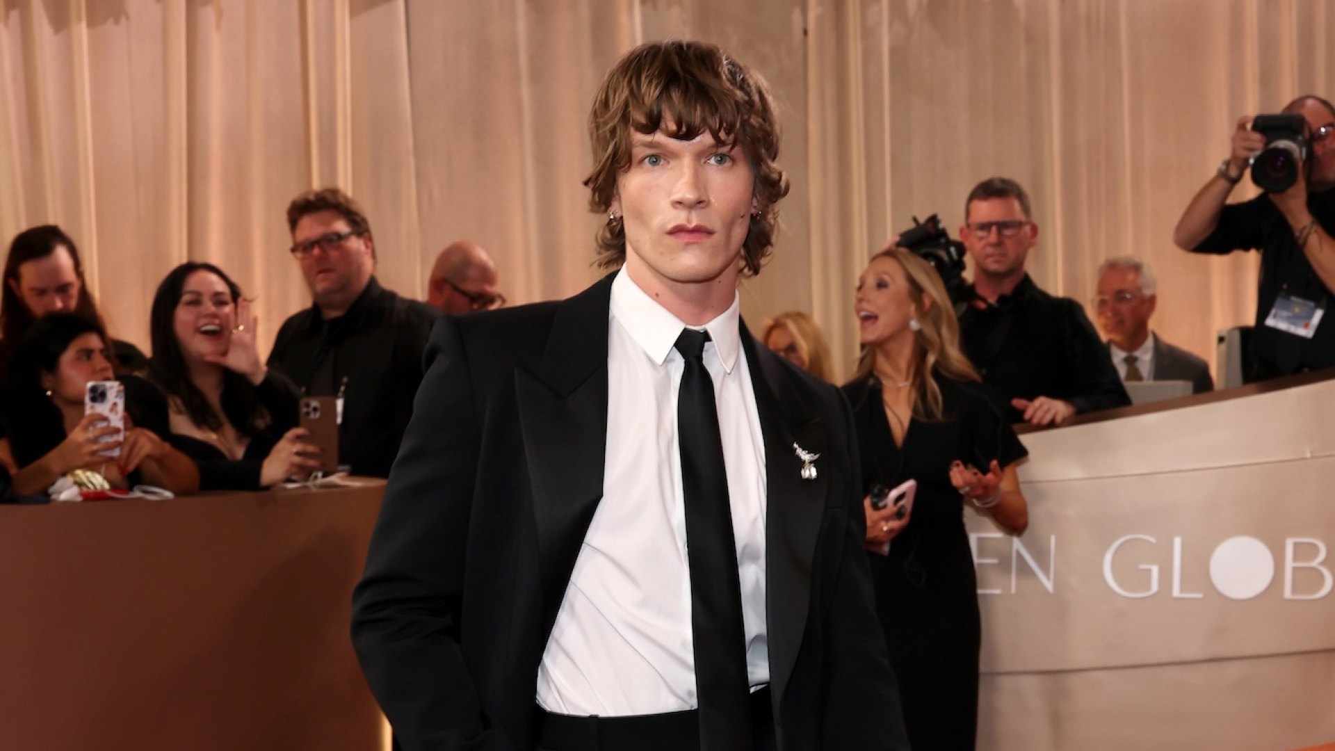 Heated rivalry's Connor Storrie debuts shaggy hair on Golden Globes red ...
