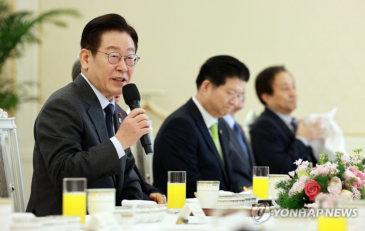 (Lead) Lee vows utmost efforts for inclusive society in meeting with ...