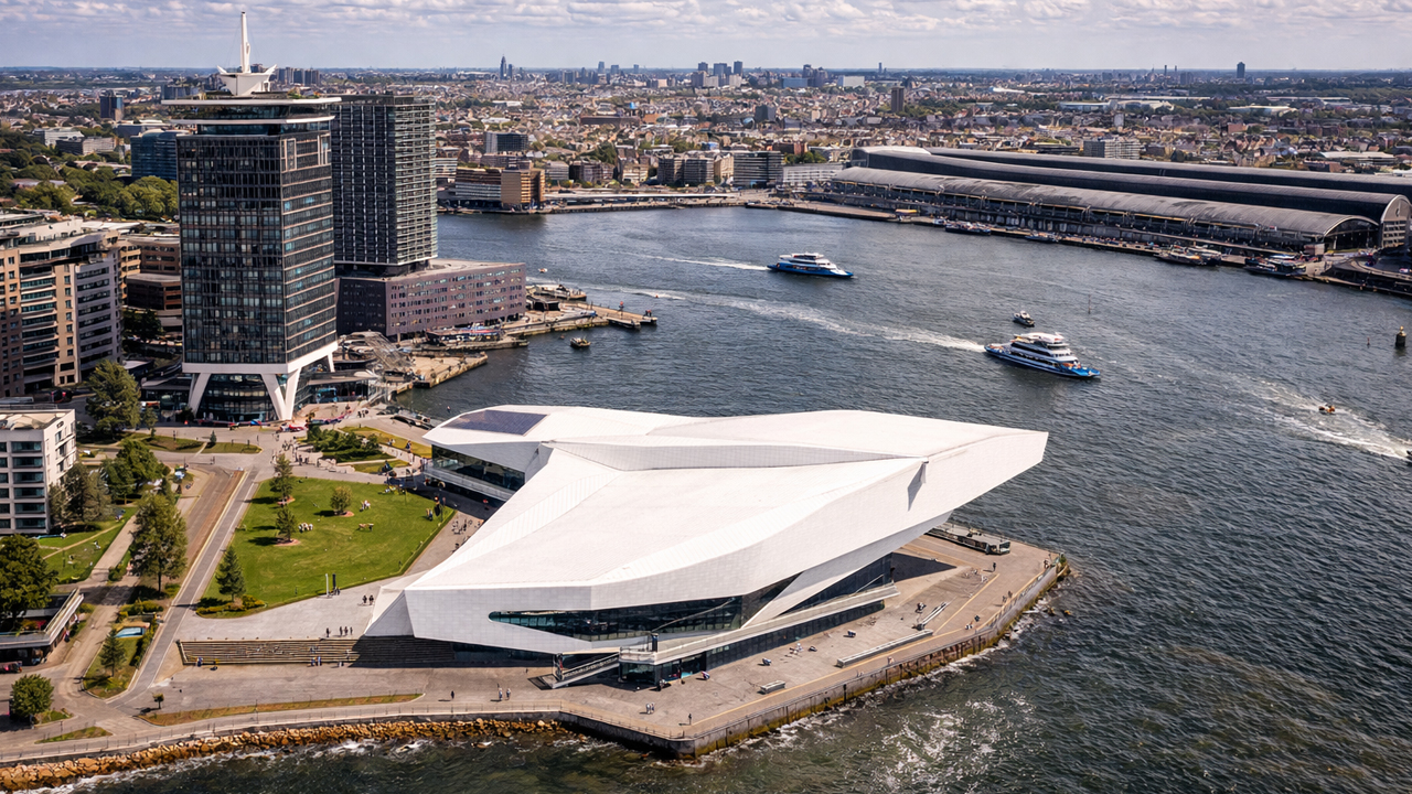 Vista aérea del Eye Film Museum sobre el puerto de Ámsterdam
