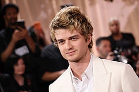 Stranger Things’ Joe Keery goes viral at Golden Globes: Blonde, K-pop ...