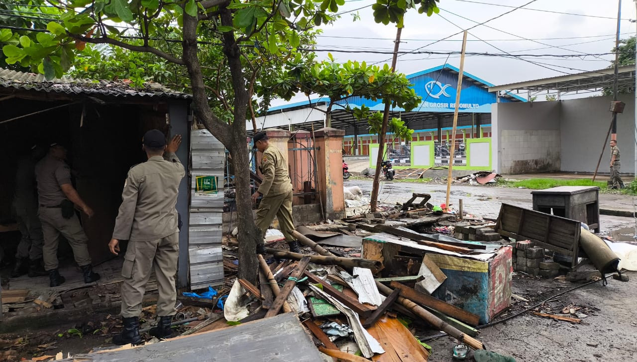 Satpol PP bongkar lapak PKL di atas saluran air Pasar Kobong Semarang