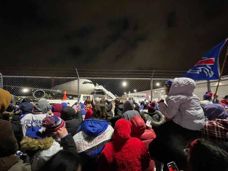 Fans flood airport to welcome victorious Bills back to Western New York
