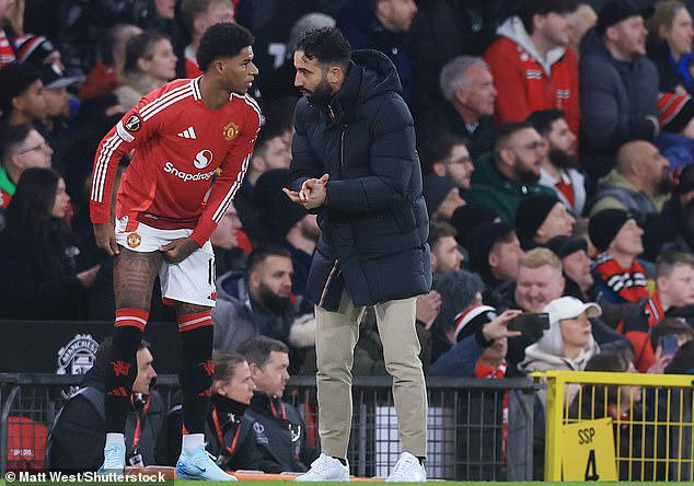While United toil... Rashford wins his first Barca trophy after ...