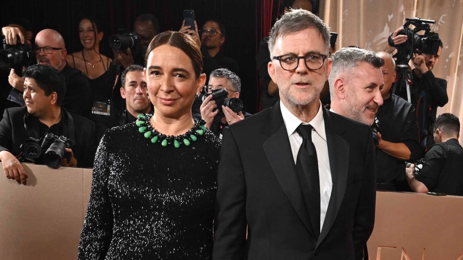 Maya Rudolph kisses partner Paul Thomas Anderson after Golden Globes win