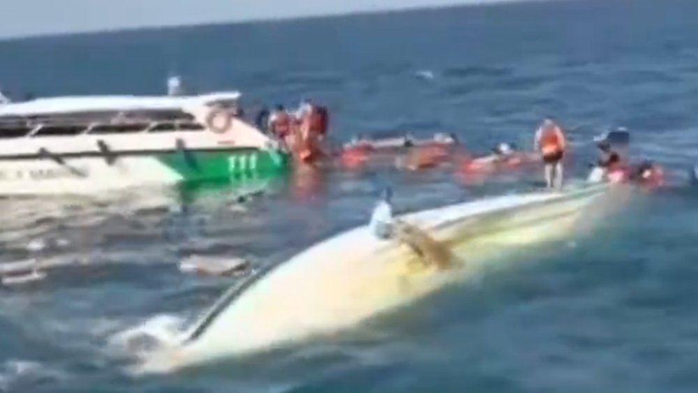 Thailand: One dead after tourist boat slams into trawler