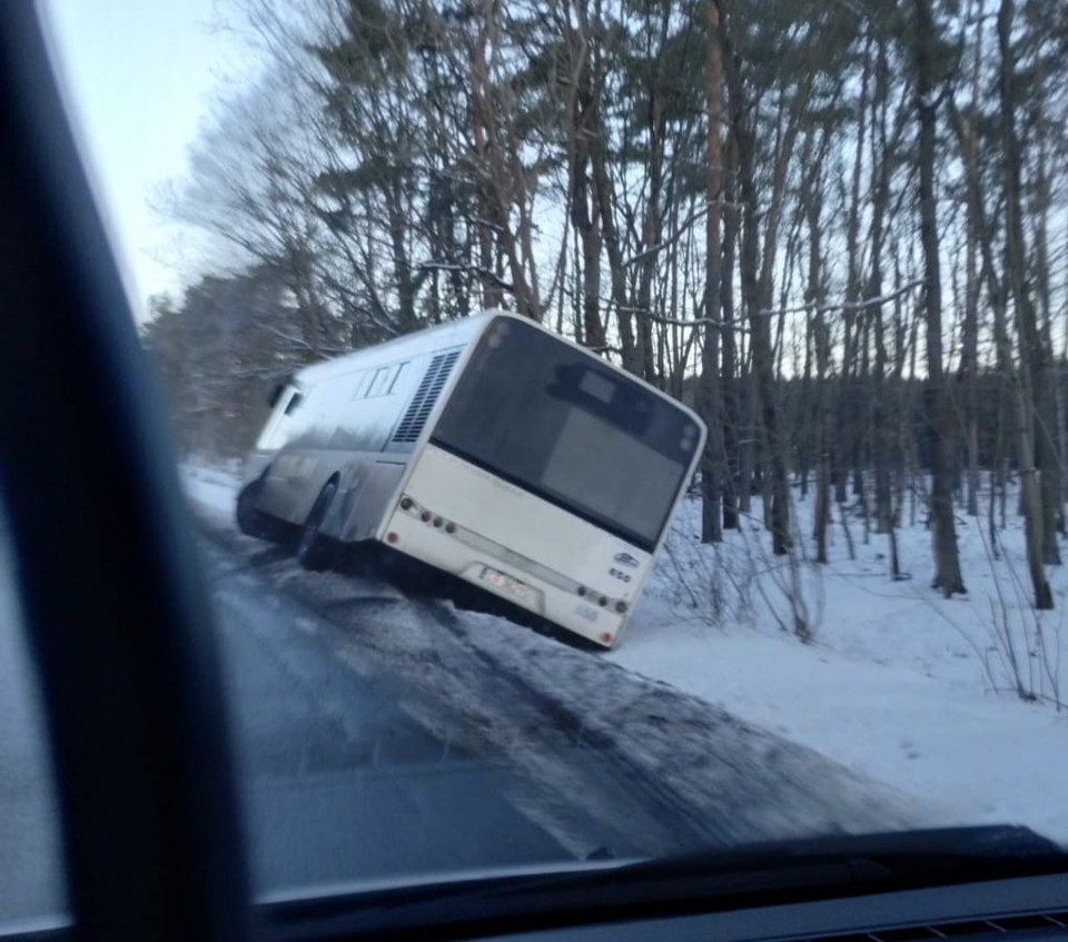 Autobus MZK w rowie pod Toruniem. Poważne utrudnienia w kierunku Łubianki