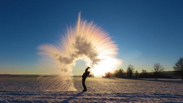 Schneefontänen aus kochendem Wasser im Kreis Gotha