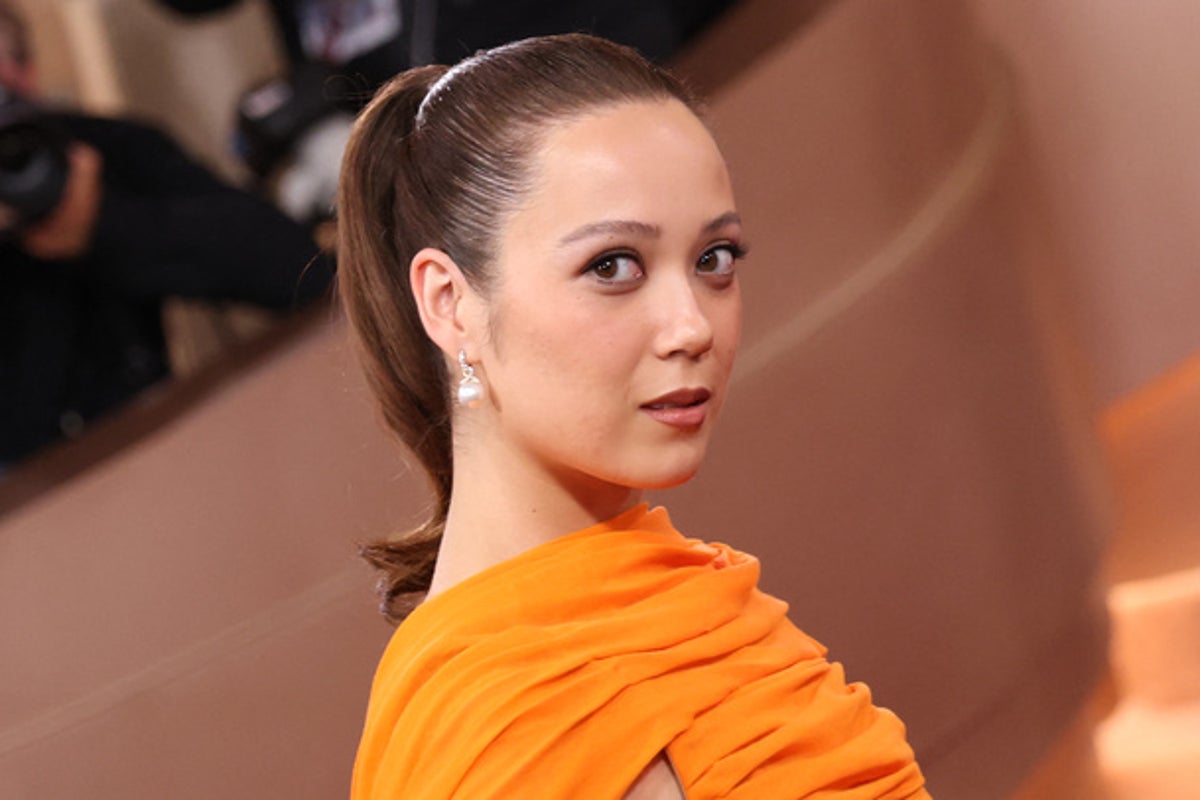 Golden Globes: Laufey reacts to photographers calling her wrong name