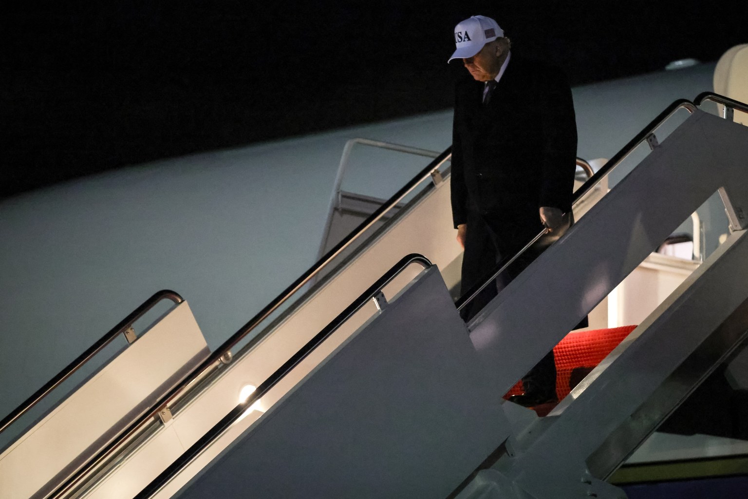 Tajemniczy przedmiot zakłócił podróż Trumpa. Wdrożono środki ostrożności