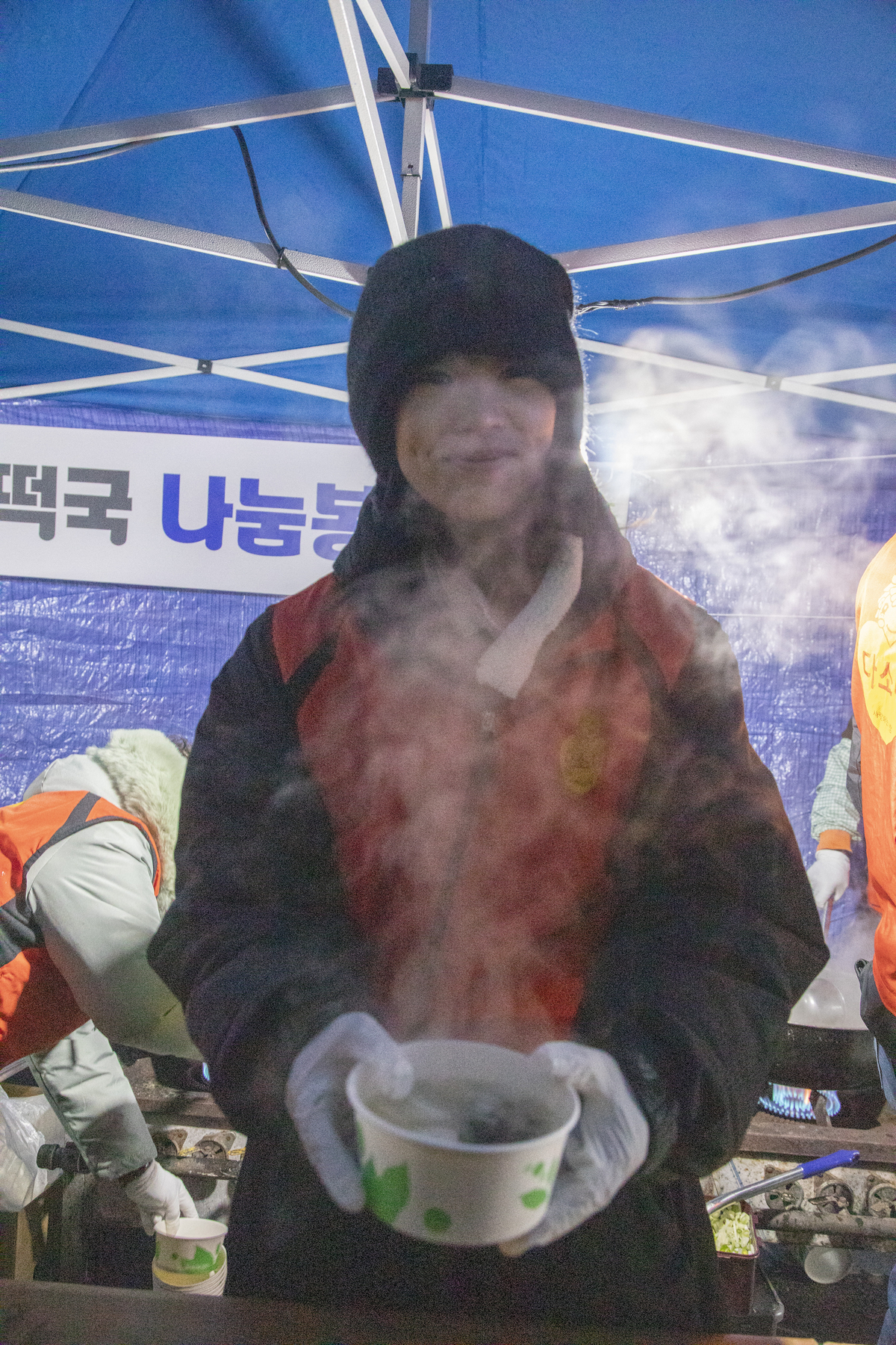 Actor Jeon Su-jin marks the new year with tteokguk-sharing volunteer work