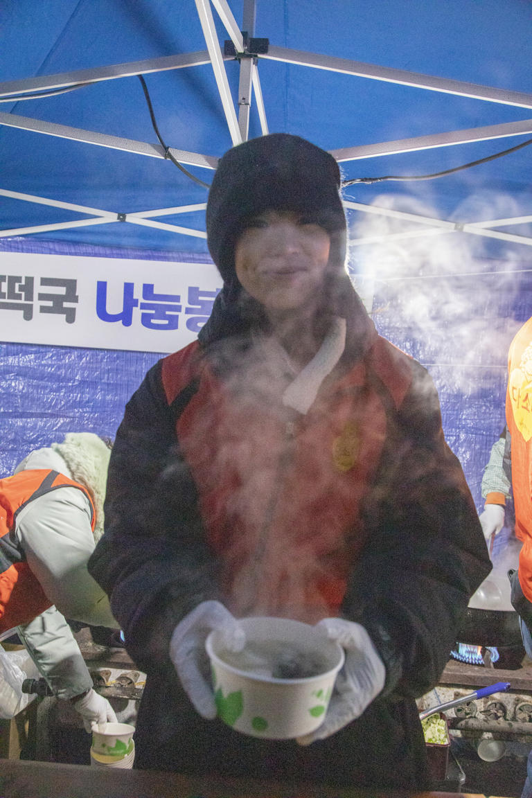 Actor Jeon Su-jin marks the new year with tteokguk-sharing volunteer work