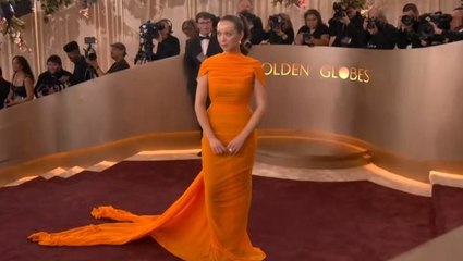 Awkward moment singer corrects Golden Globes photographers for calling ...