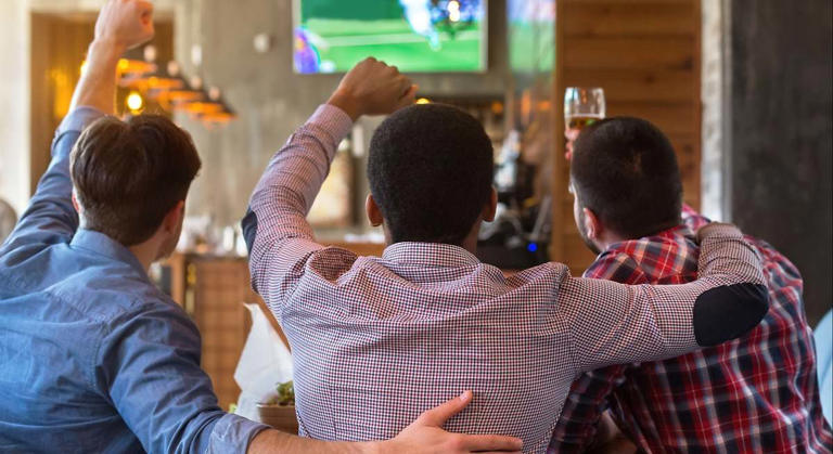 Un bar cobra 10 euros por silla para ver el fútbol y las redes sociales ...