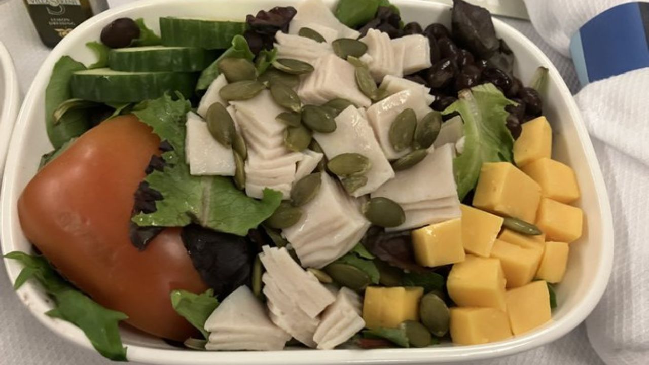 Passeggero diventa virale dopo aver condiviso un’insalata di prima ...