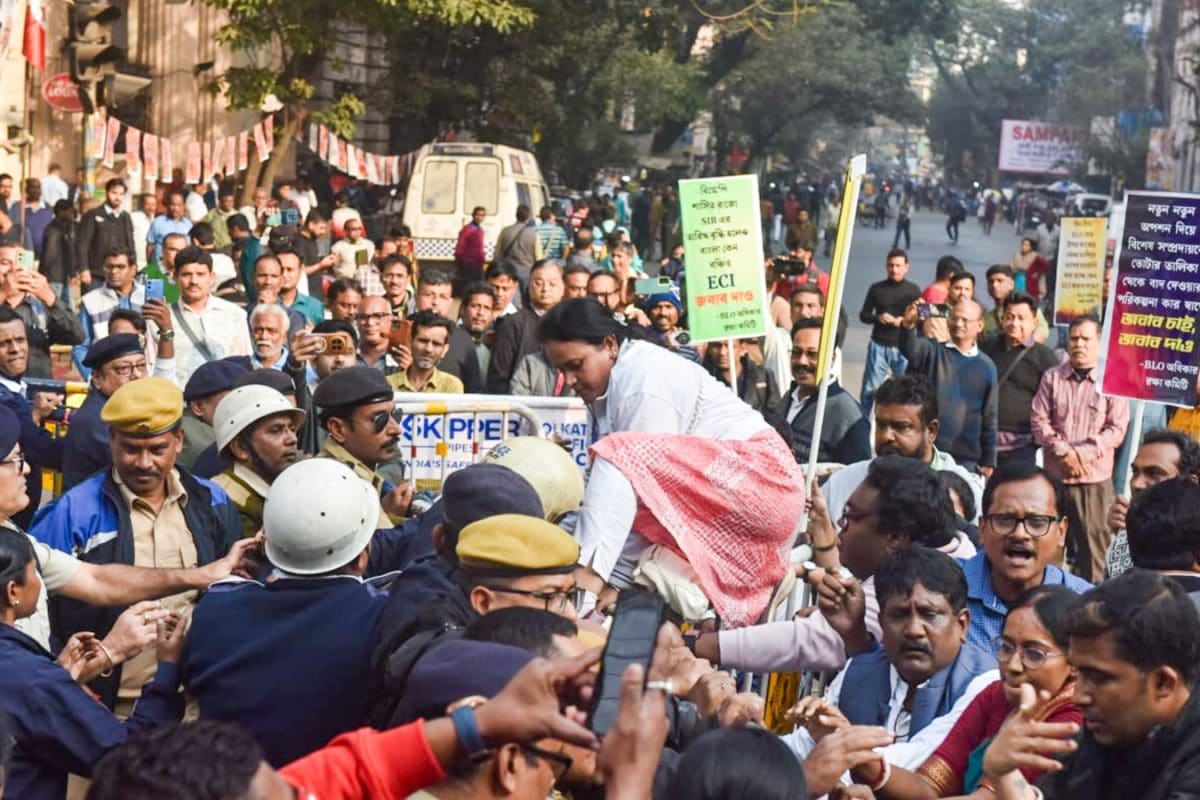 Protest erupts after Murshidabad BLO's suicide over alleged SIR pressure