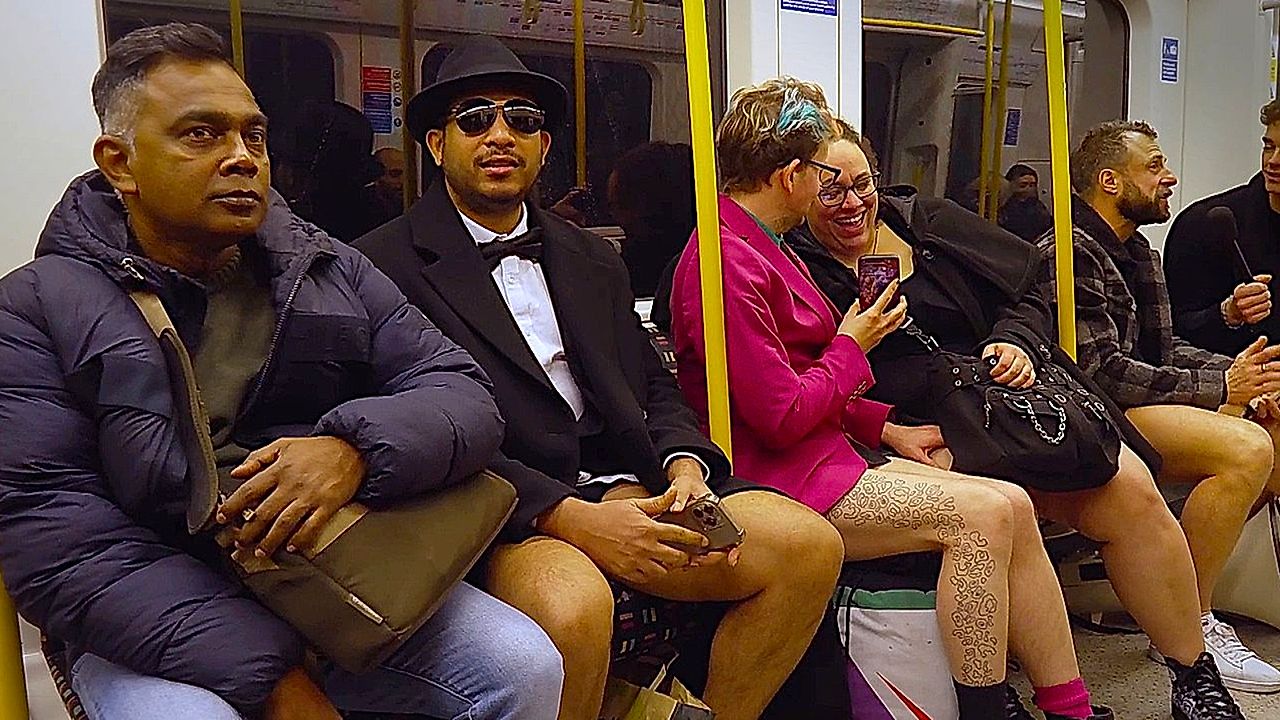 Londinenses viajan sin pantalones en el metro en la celebración anual ...