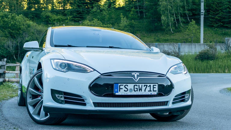 How the 2013 Tesla Model S P85 redefined acceleration