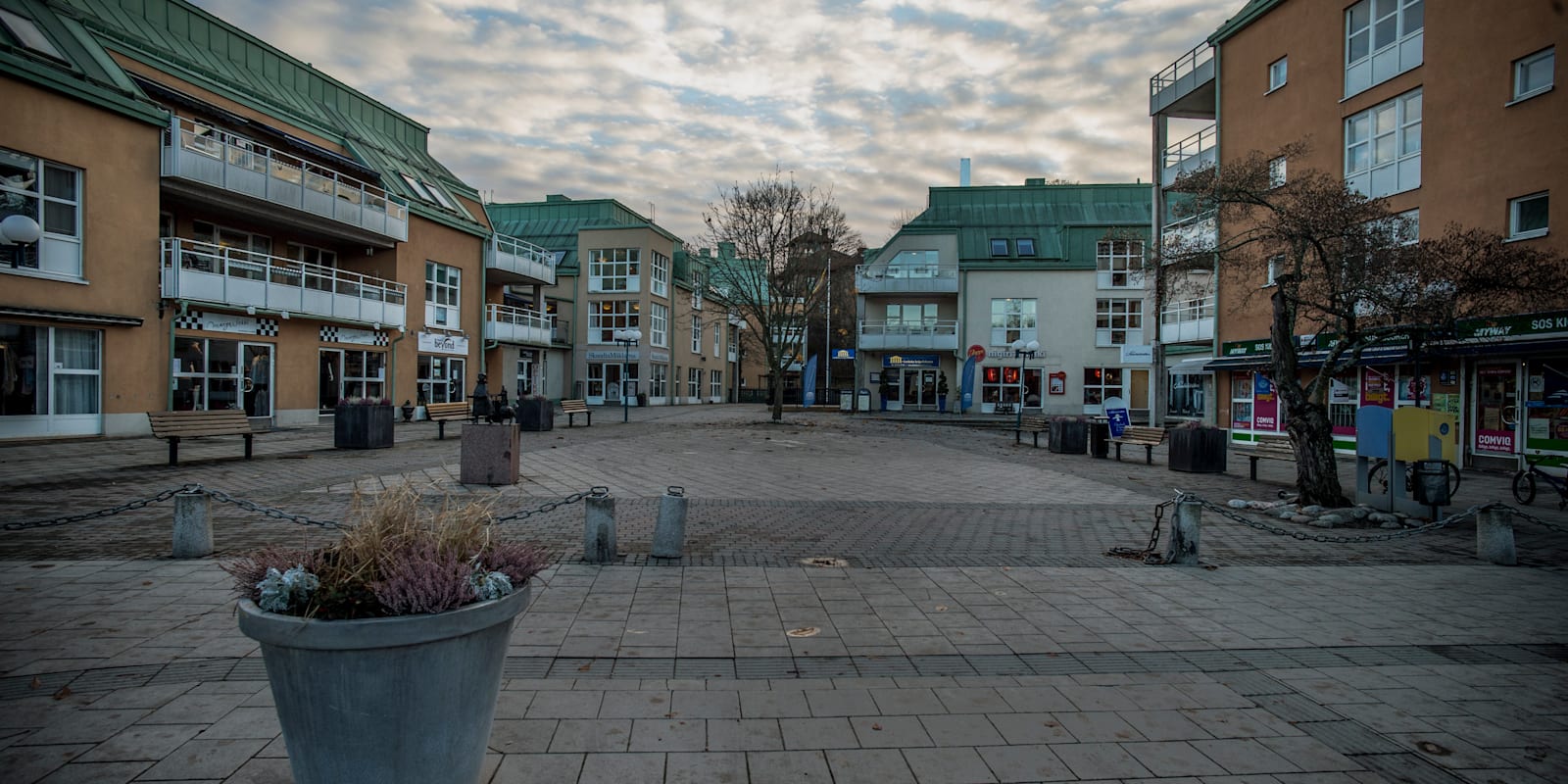 Kvinna död efter misstänkt dödshjälp – tre gripna