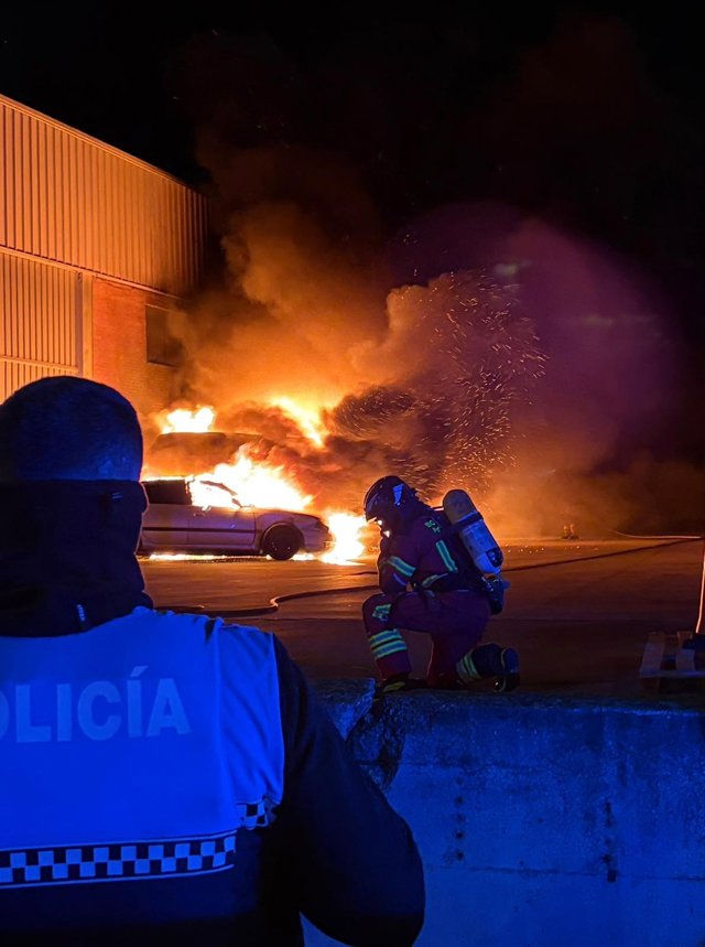Un incendio afecta a seis vehículos y una empresa en Palencia